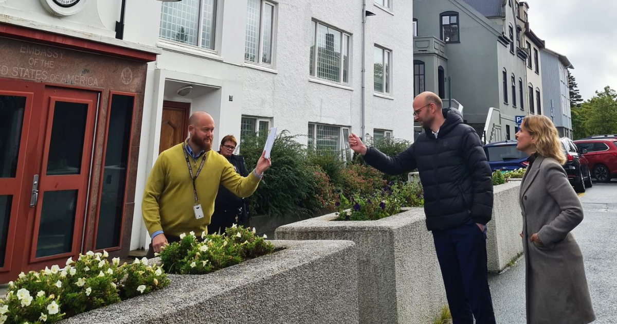 Amnesty International afhenti bandaríska sendiráðinu undirskriftir hátt ...